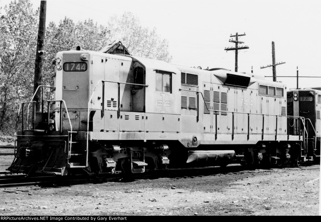 BM GP9 #1744 - Boston & Maine